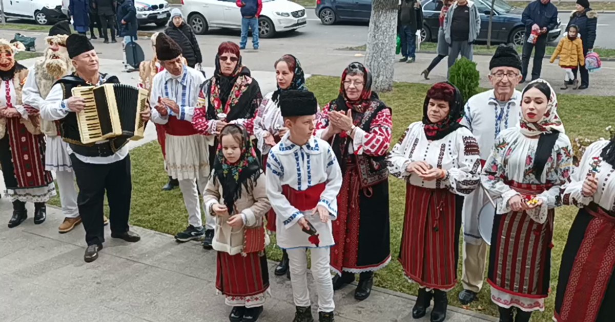 De ce merg colindătorii cu o păpușă în casele tinerilor neînsurați. Cum ...