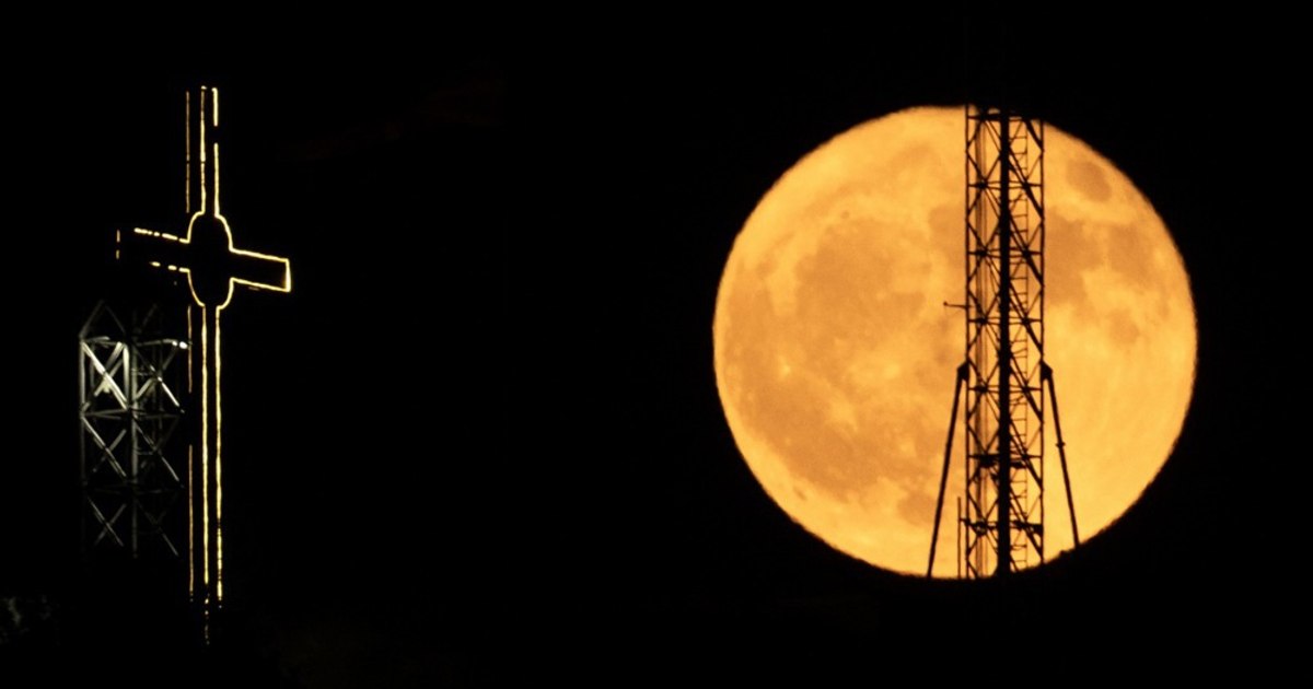 Noapte magică. Imagini spectaculoase cu Luna Căpșună surprinse în ...