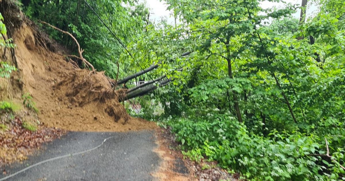 Grave alunecări de teren în comuna dâmboviţeană Vârfuri. La cât ...