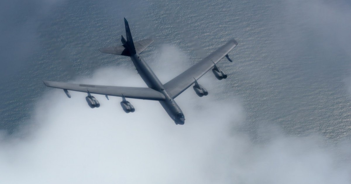 Două avioane ale armatei americane survolează Europa de Sud-Est pentru ...