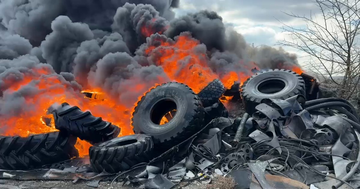 Alertă în Tulcea după ce un depozit de anvelope uzate a luat foc ...