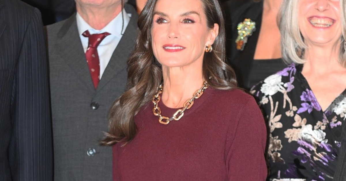 Fură-i stilul! Cum poți compune o ținută ca a Reginei Letizia, în ...