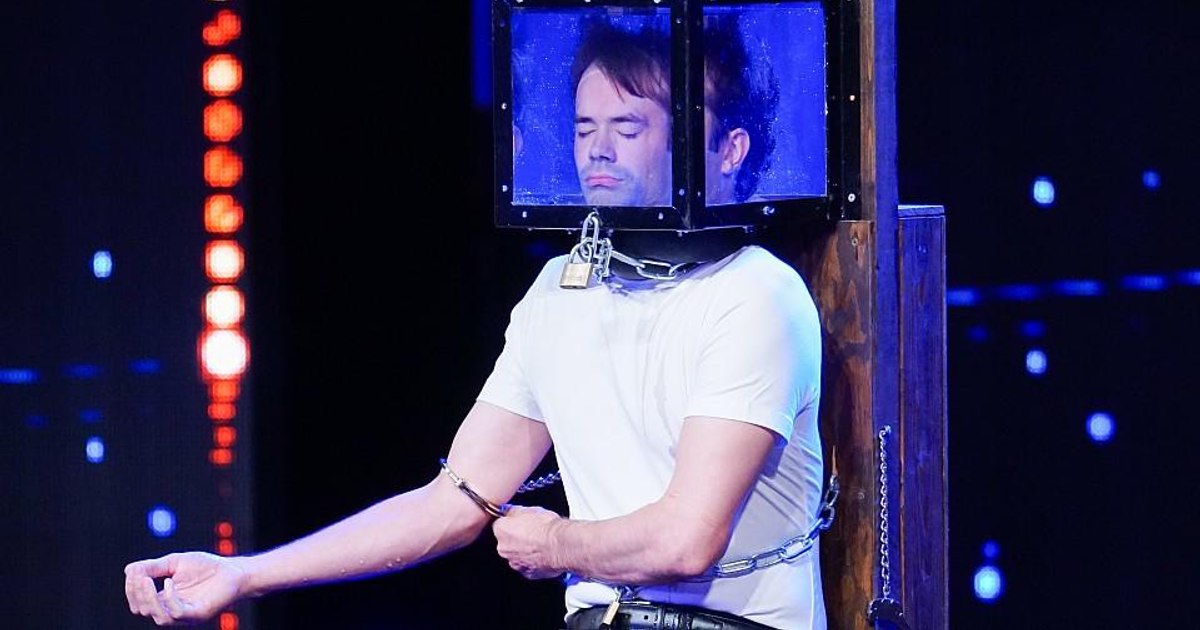 Unul dintre cei mai cunoscuți artiști de evadări subacvatice din lume ...