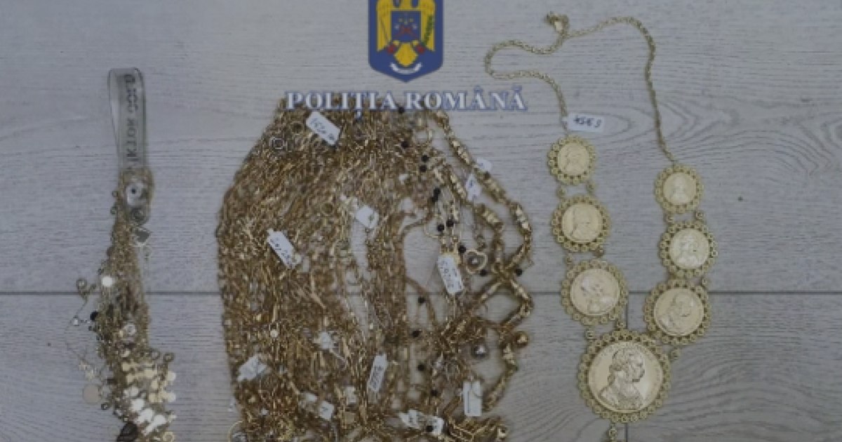 Aproximativ 8 kilograme de obiecte din aur şi argint, confiscate de la ...