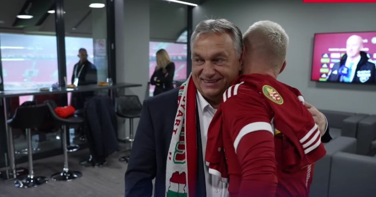 Viktor Orban a „anexat” Transilvania. Premierul ungar a purtat un fular ...
