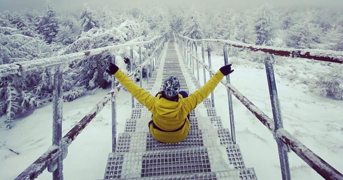 Scările care urcă spre nori. Cele 523 de trepte de pe Vârful Toaca din ...