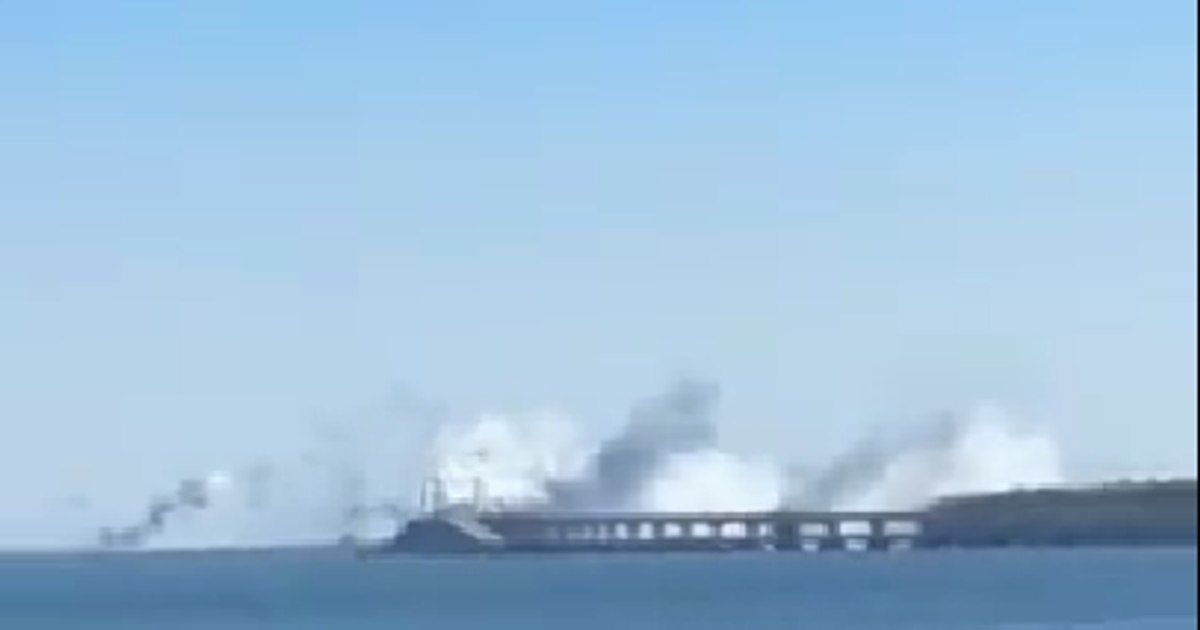 Explozii și fum la Podul Crimeei. Oficialii ruși susțin că au doborât ...