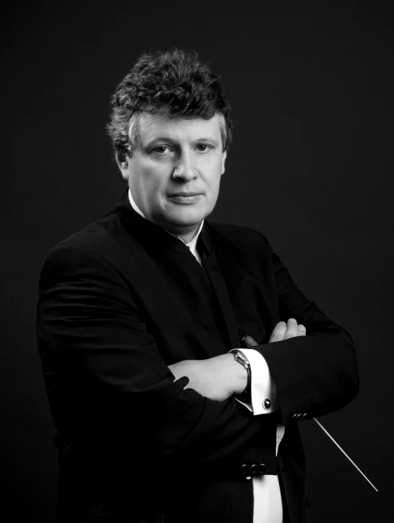 Dirijorul Alexander Walker şi violonistul Mircea Călin, în stagiunea ... Dirijorul Alexander Walker şi violonistul Mircea Călin, în stagiunea ...