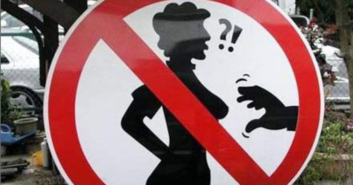 FOTO Cele mai amuzante indicatoare din lume: "Atingerea sânilor, strict ...