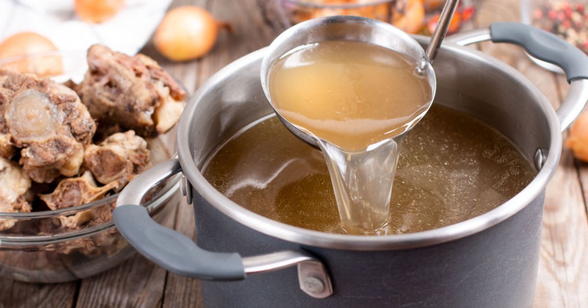 Ce se întâmplă dacă mâncăm supă de oase zilnic. Este bogată în colagen ...