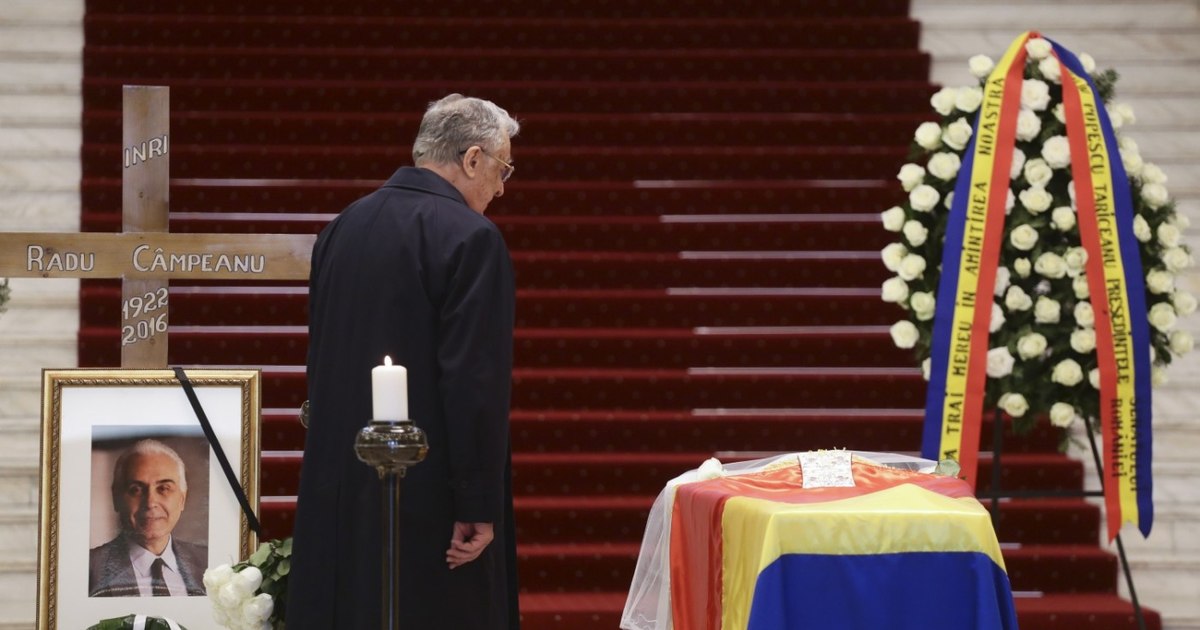 Ion Iliescu a depus o coroană în memoria lui Radu Câmpeanu: „Ne-am ...