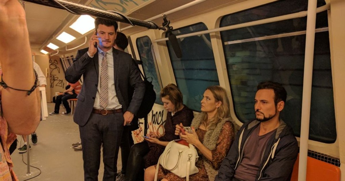 Unii dintre cei mai buni actori din România filmează „Coborâm la prima ...