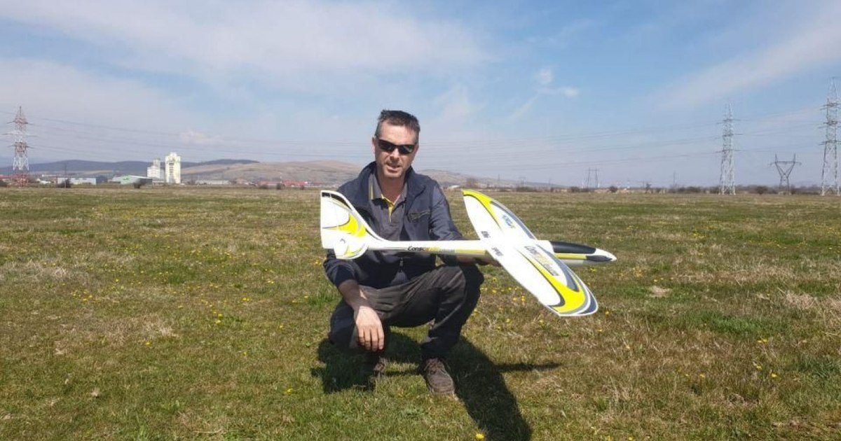 Aeromodelismul, zborul cu avioane mici pe care îl învaţă părinţi şi ...