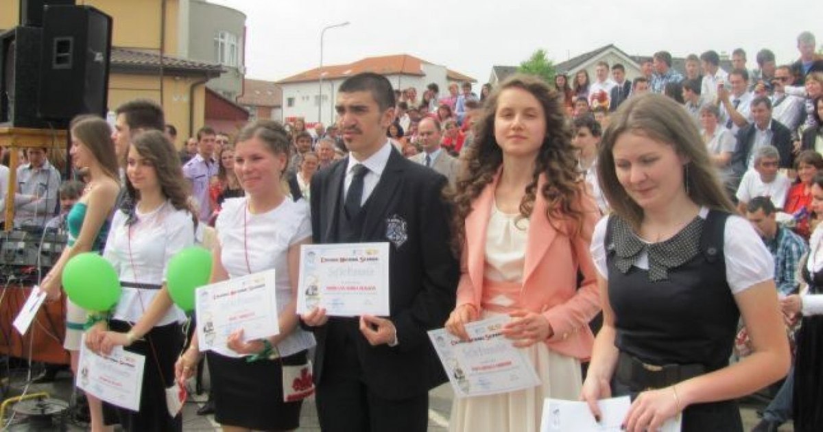 FOTO Rezultate bacalaureat 2013 Sălaj: două eleve care au absolvit cu 10 toţi cei patru ani de ...