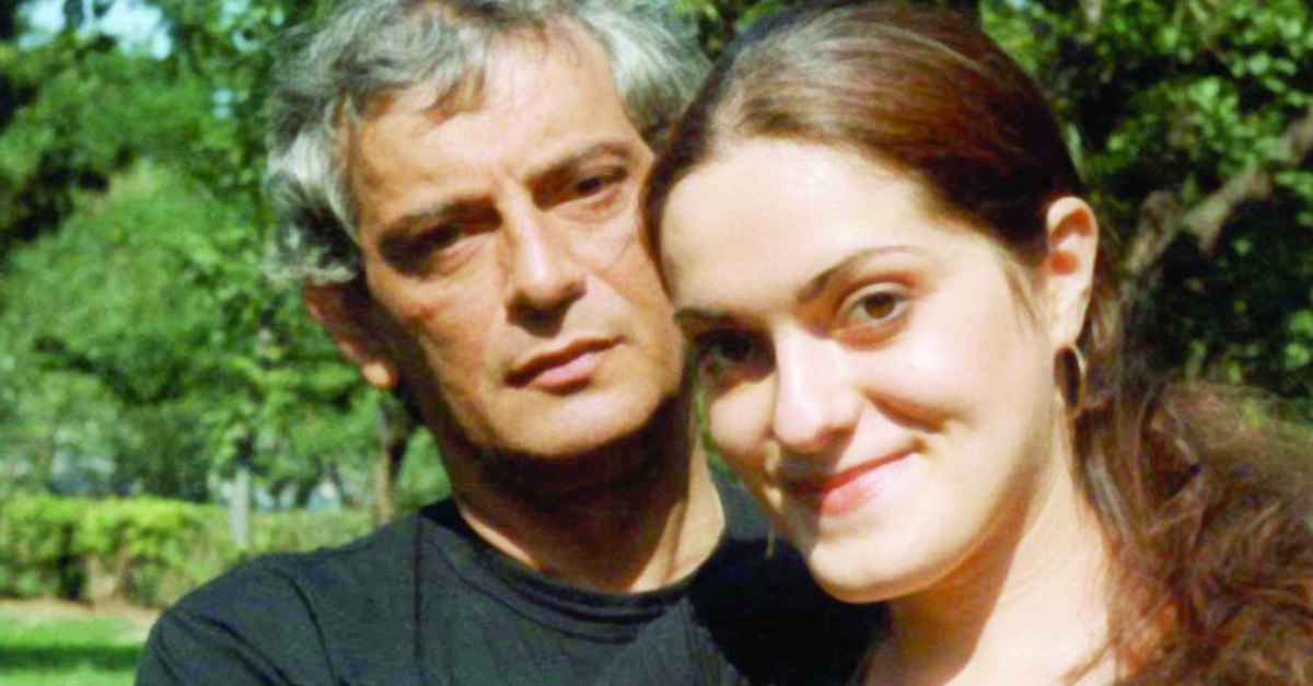 Soţia regretatului Adrian Pintea, hărţuită de admiratoarele actorului!