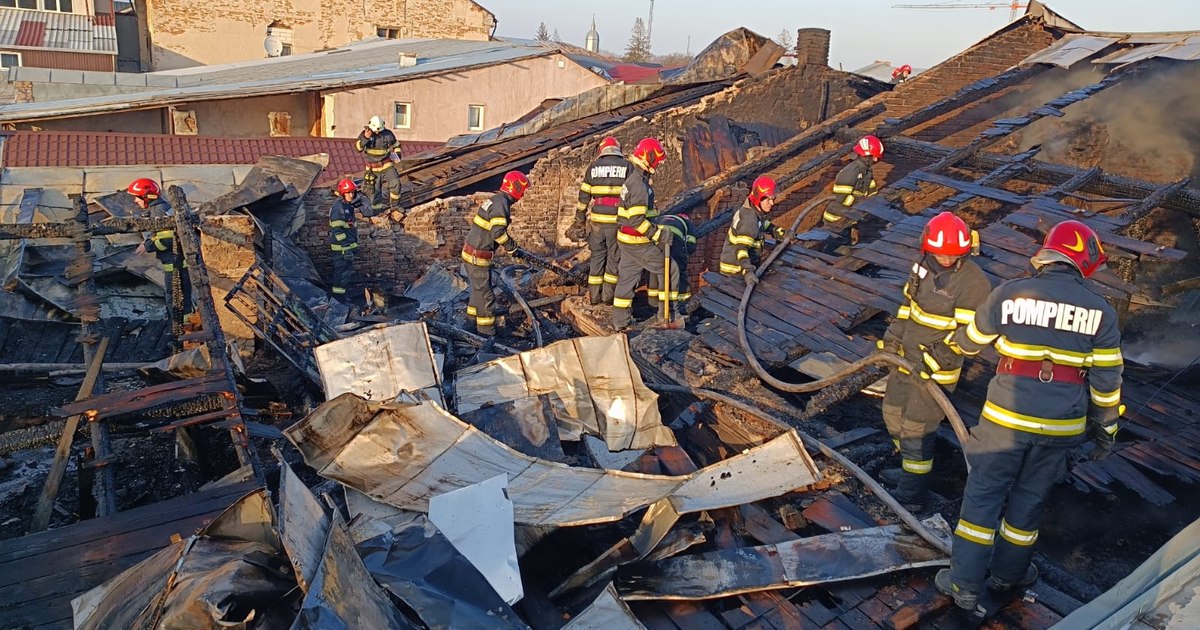 Incendiu de proporții în Tecuci. Două gospodării și șapte spații ...