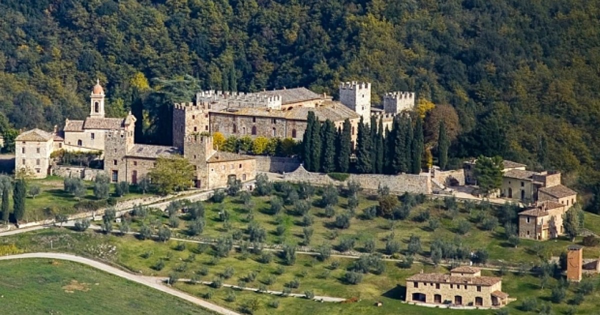 Un castel medieval cu 115 dormitoare a fost scos la vânzare. Cât costă ...