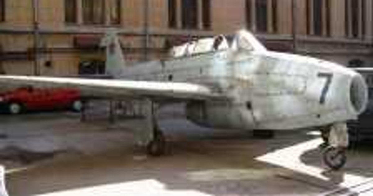 Avion de la jumătatea secolului trecut, la Palatul Culturii din Iaşi ...