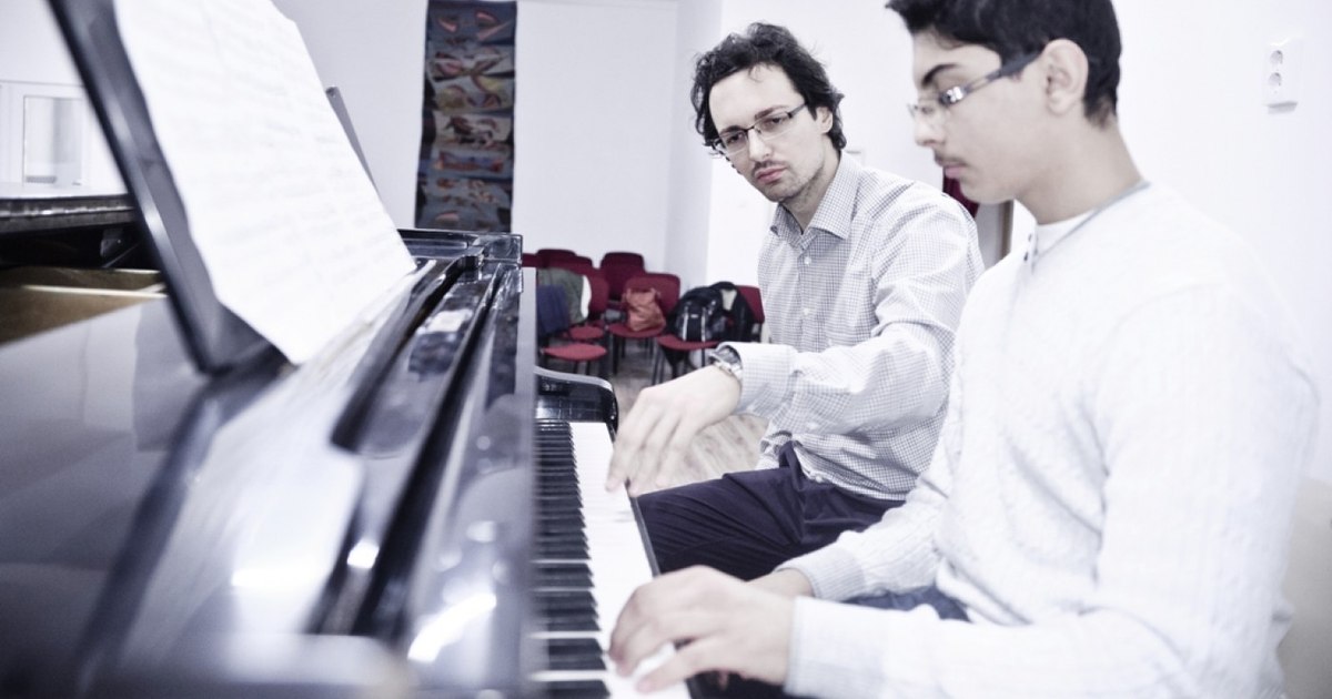 Visul unui tânăr pianist român care şi-a uimit profesorii: „Să deschid ...