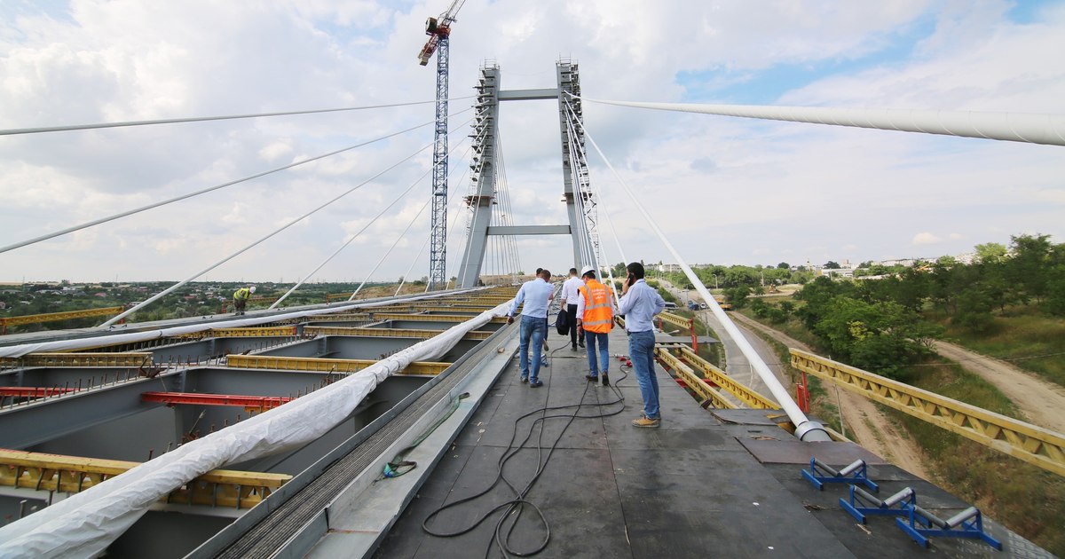 Podul hobanat înalt cât un bloc cu 24 de etaje, de la Galați. Se ...