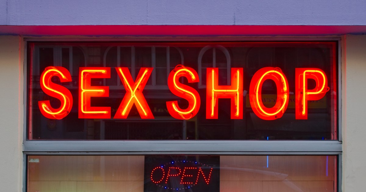 Tânăr prins în flagrant după ce a furat bani și obiecte dintr-un ...