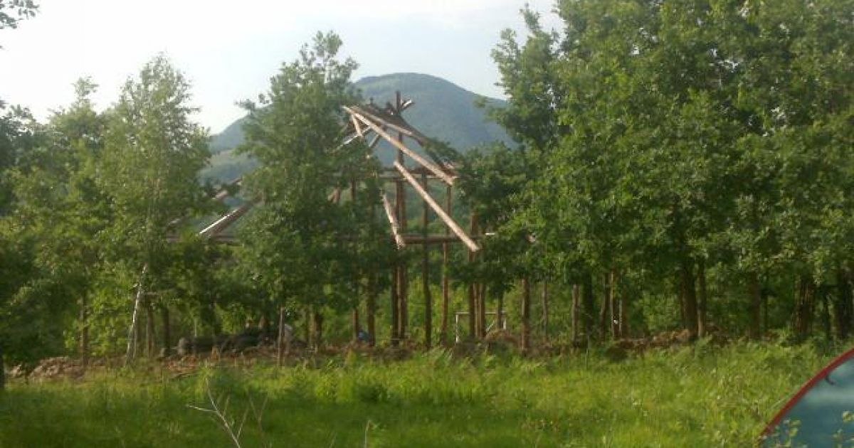 Sat ecologic lângă Almaşu Mare, în Apuseni, construit de voluntari ...