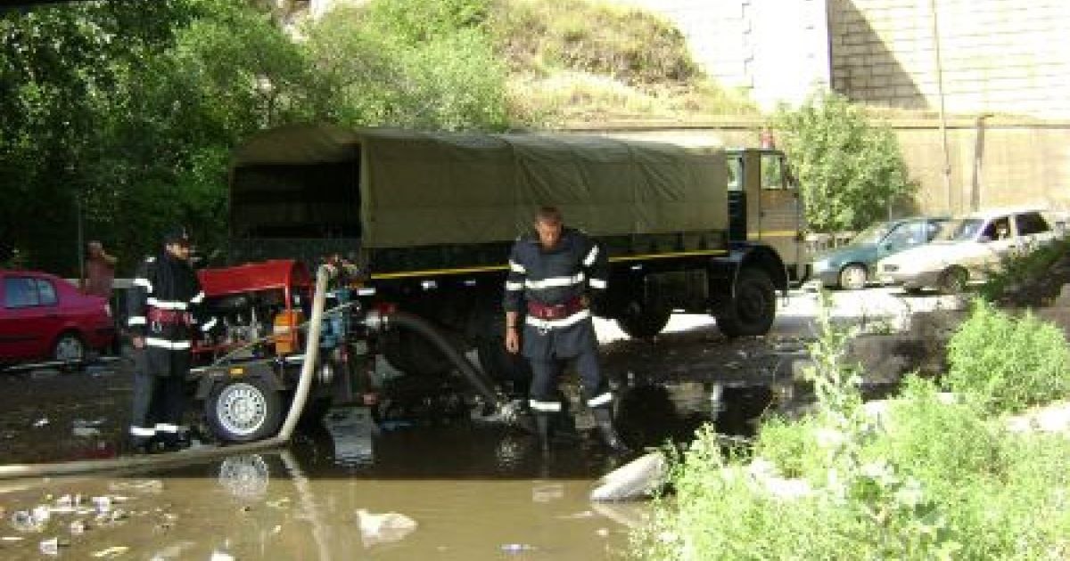 Turnu Severin: Pasajul de acces în Vama Porţile de Fier I, inundat ...