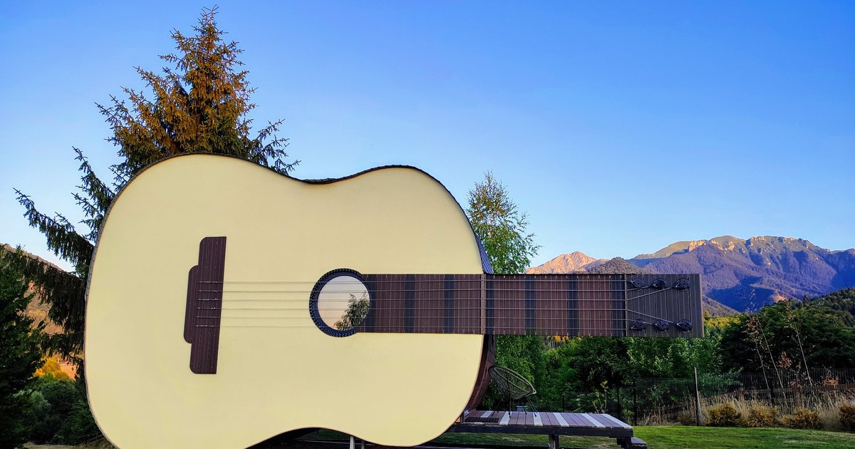 Casa-chitară de la Râșnov a fost inaugurată pentru Rockstadt Extrem ...