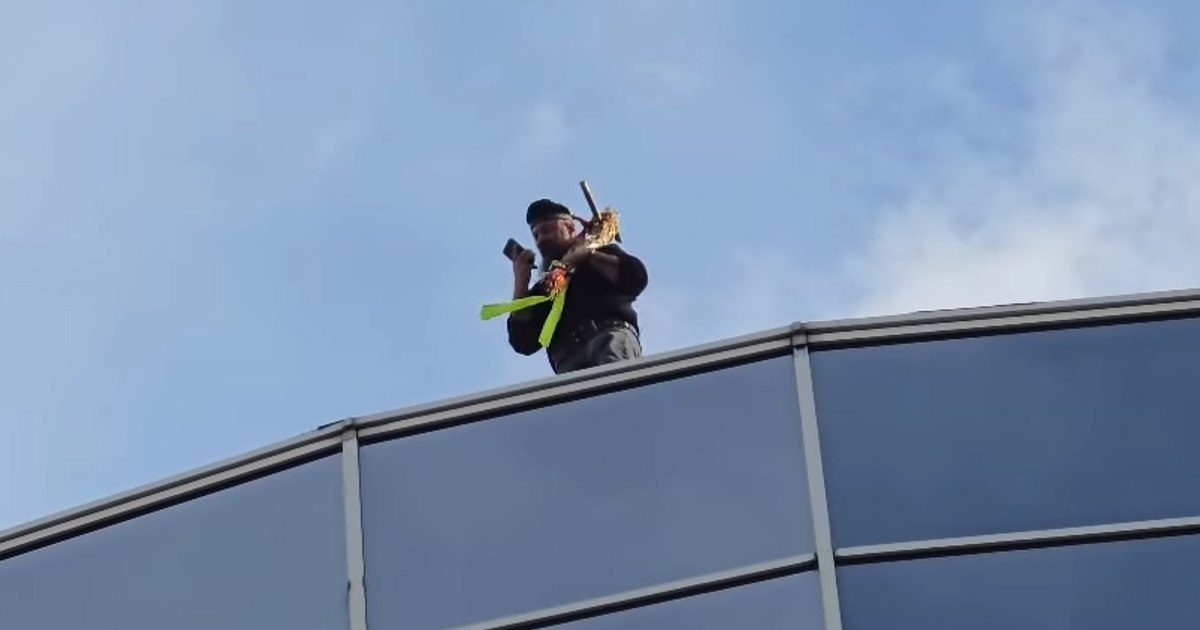 Susținătorul lui Călin Georgescu, care s-a urcat pe clădirea Înaltei ...