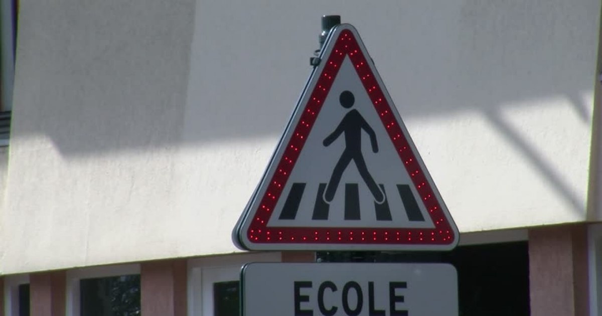 Indicator rutier lângă o şcoală din Franţa: Acceleraţi! Mai sunt copii ...