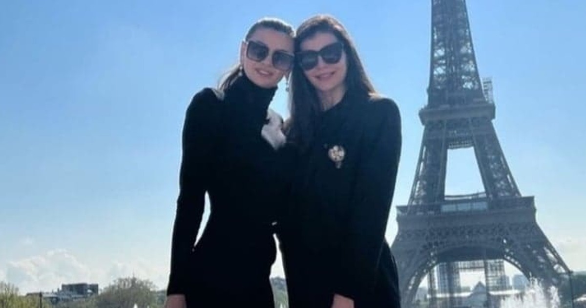 FOTO După ce au petrecut în Dubai, surorile Ramona şi Monica Gabor s-au răsfăţat la Paris, fiind ...