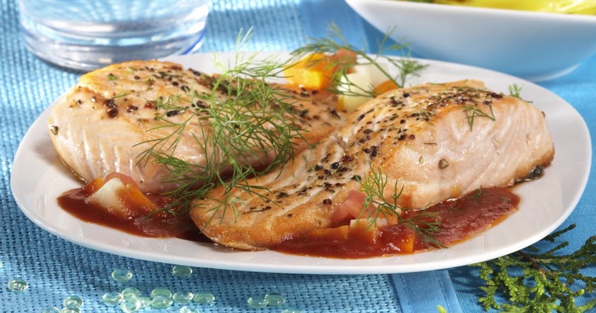 Pește cu roșii și usturoi la cuptor, un preparat simplu și sănătos. Cât ...