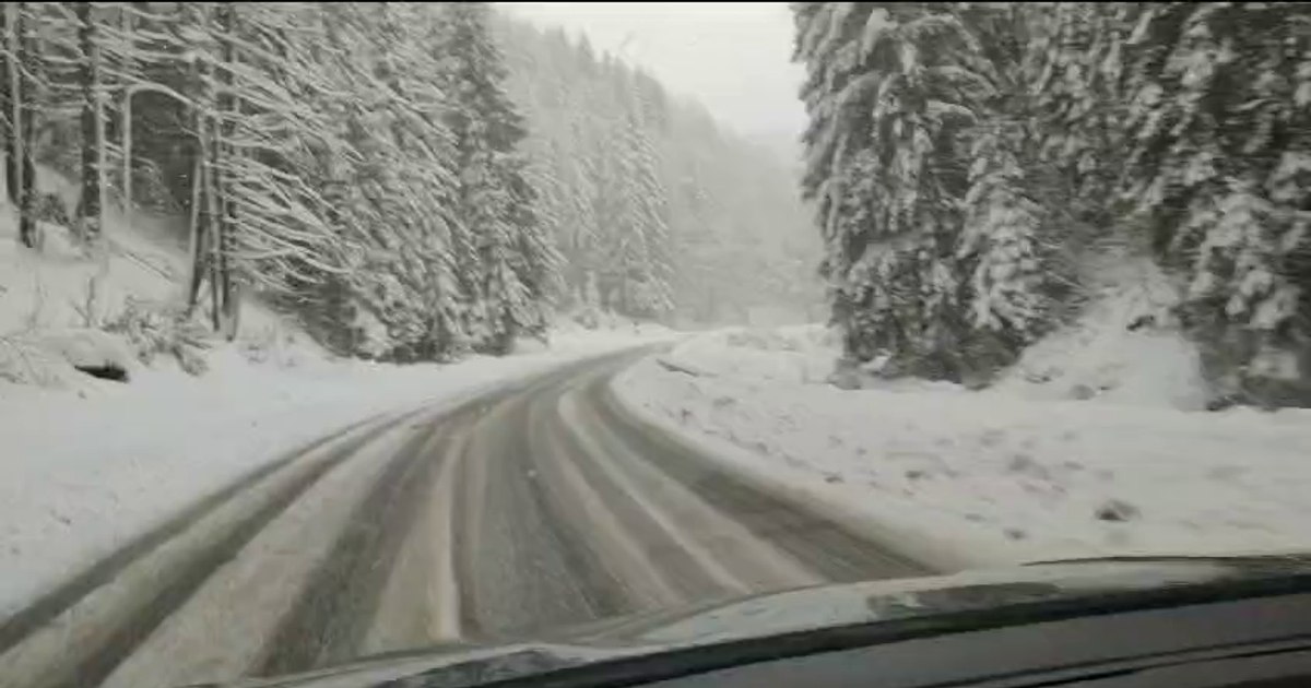 A venit iarna în Munții Apuseni. Drumuri înzăpezite și sute de familii ...