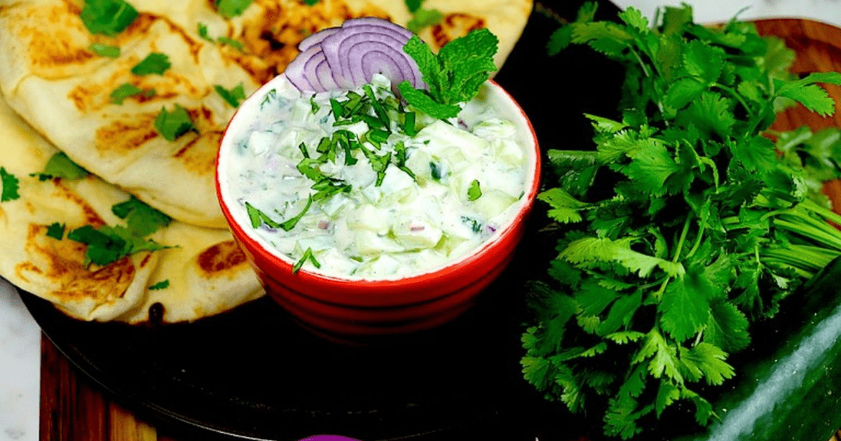 Turte pe plită, cu sos de iaurt şi pătrunjel