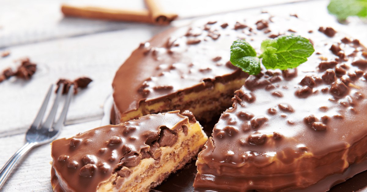 Tort suedez cu migdale, un desert căruia nu-i poţi rezista