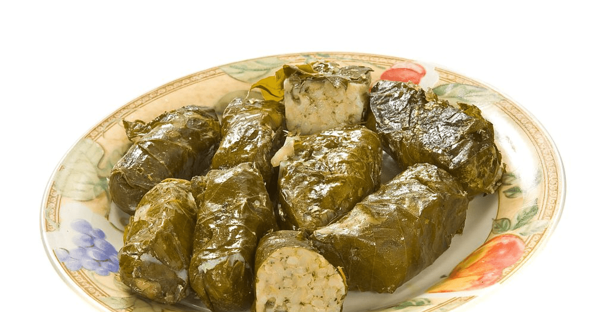 Sarmale cu carne de pui în foi de viţă