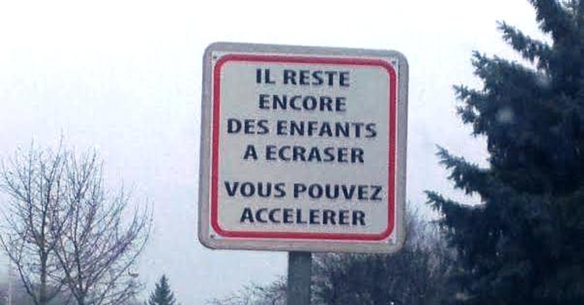 Indicator rutier lângă o şcoală: "Mai sunt copii de lovit cu maşina ...