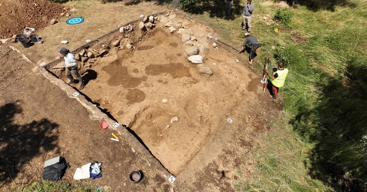 Schelet uman dezmembrat, îngropat după un ritual tribal în urmă cu 5. ...