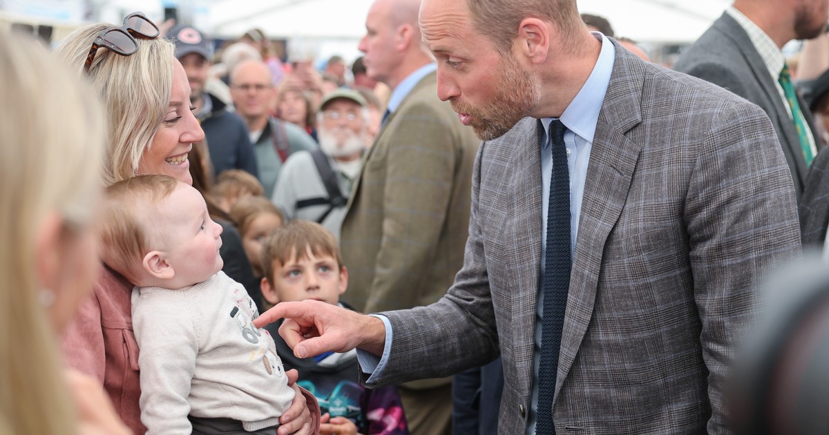 Reacția adorabilă a Prințului William după ce a cunoscut un bebeluș ...