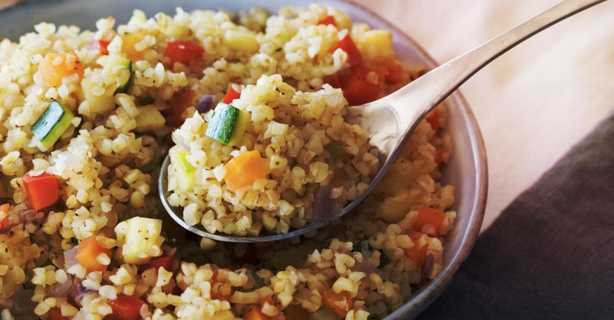 Bulgur, rețetă de pilaf turcesc cu roșii și ardei. Un preparat ideal ...