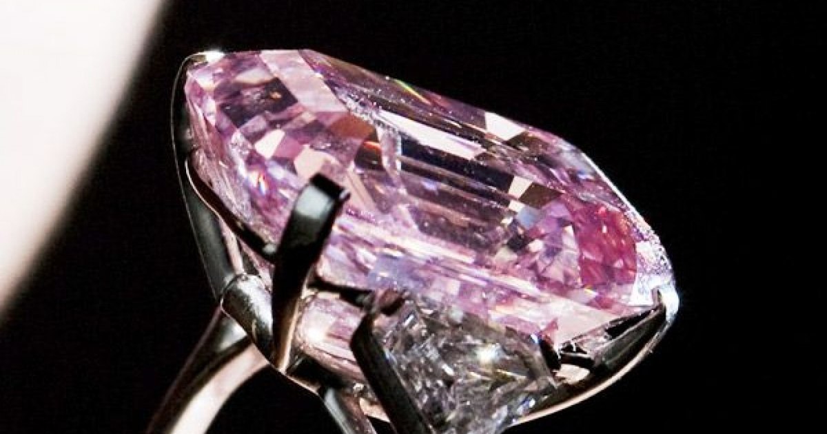 FOTO Un rar diamant roz, vândut cu zeci de milioane de dolari: O ...