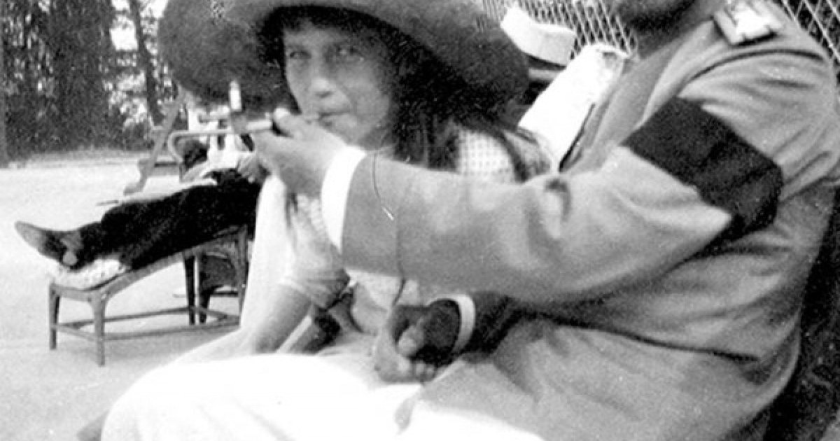 FOTO Ţarul Nicolae al II-lea îşi învăţa fiica să fumeze. Imagini ...