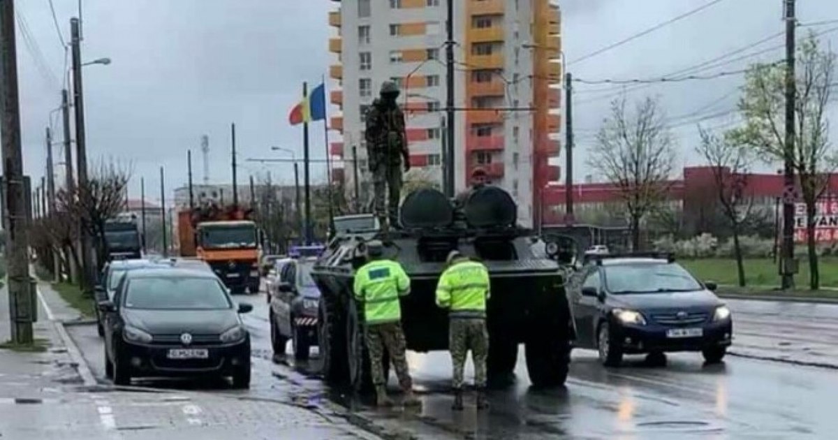 Un TAB al Armatei a rămas în pană pe un bulevard din Timişoara ...