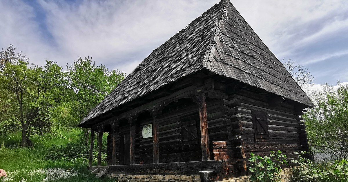 Casa-școală de odinioară. Învățătorul locuia într-o odaie, iar în ...