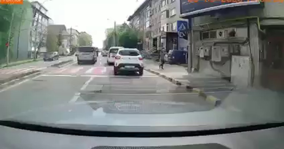 Șofer agresiv filmat în timp ce blochează un alt conducător auto în ...