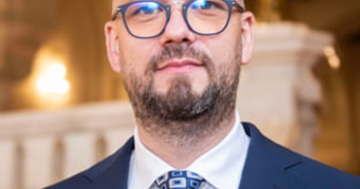 Cosmin-Gabriel Popp, numit în funcţia de vicepreşedinte al AEP. Președintele a semnat decretul ...