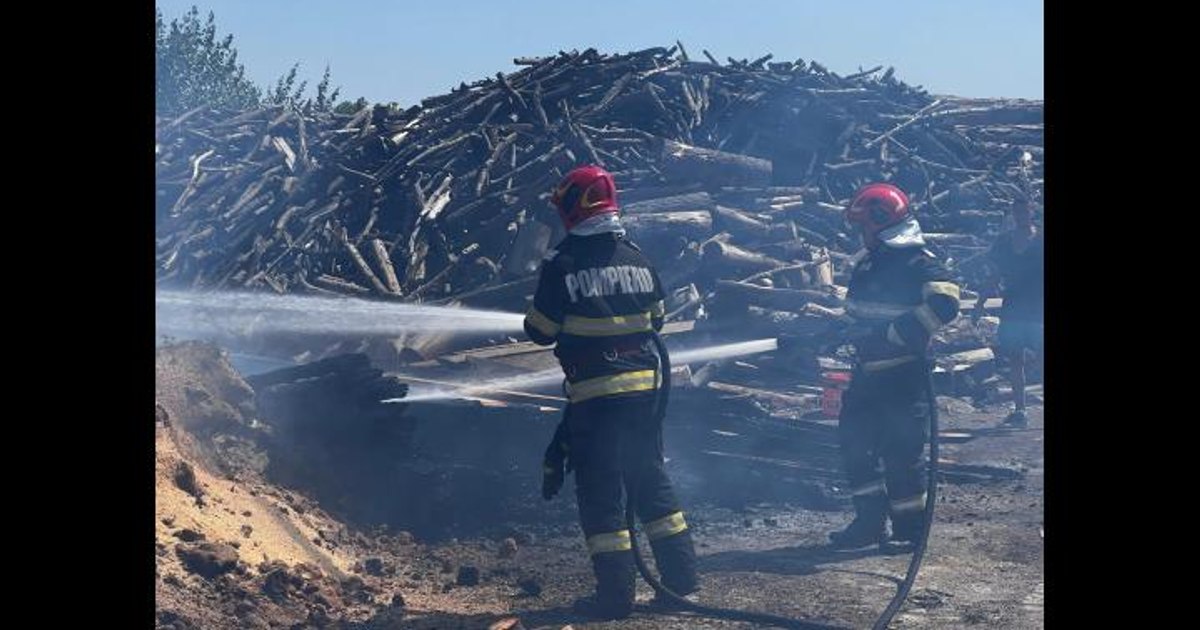 Incendiu la o fabrică de cherestea din Prahova. Flăcările au izbucnit ...