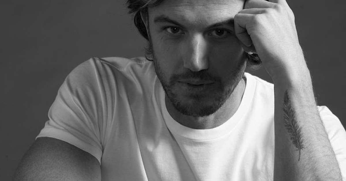 Adam Demos face lumină. El a fost în celebra scenă de la duş din ...