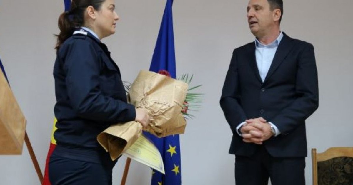 Plt. maj. Daniela Sîrbu de la ISU Mehedinţi, felicitat de prefect ...