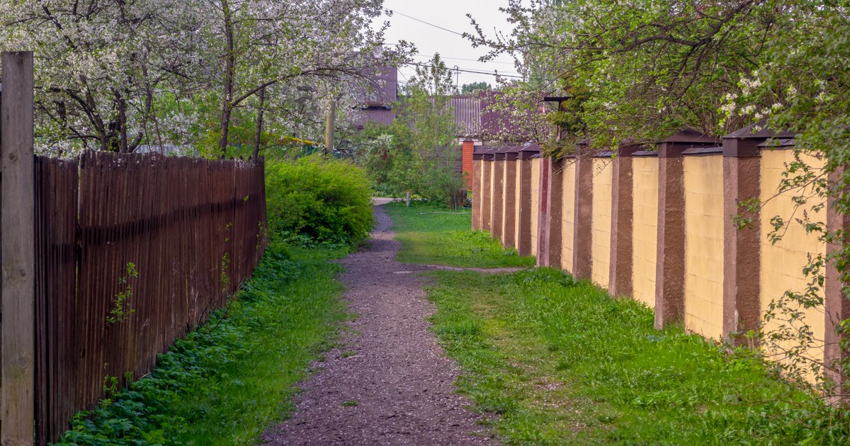 Înălțimea gardului, motiv de dispută între vecini. Cât de înalt poate ...